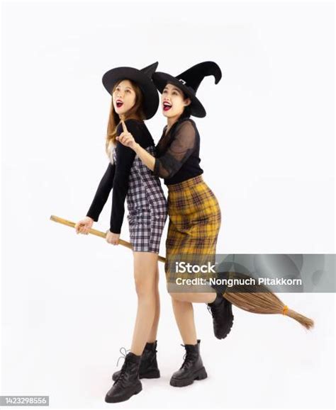 할로윈 컨셉 빗자루를 들고 마녀 모자를 쓰고 흰색 배경에 포즈를 취하는 쇼핑백을 착용 한 젊은 아시아 여성 의상에 대한 스톡 사진 및 기타 이미지 Istock