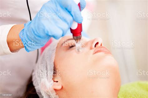 미용실에서 아름답고 젊은 여성의 얼굴 피부의 미세 피부 절차를 만드는 미용사 20 24세에 대한 스톡 사진 및 기타 이미지 20 24세 20 29세 2명 Istock