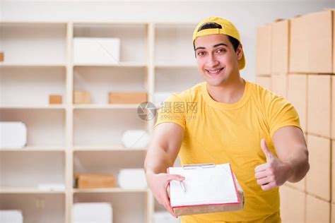 在邮政包裹交付服务办公室工作的人从高清图片下载 正版图片507573433 摄图网