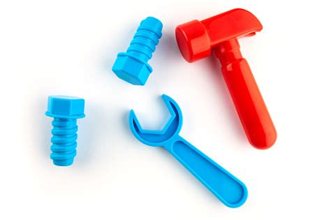 흰색 바탕에 어린이 장난감 빨간 망치 블루 렌치 두 개의 파란색 볼트 수리를 위한 도구 나사돌리개에 대한 스톡 사진 및 기타 이미지 Istock