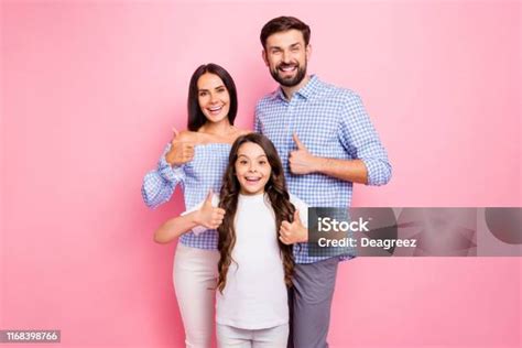 물결 모양의 긴 헤어 스타일이있는 쾌활한 사람들의 초상화는 완벽한 계약을 입고 체크 무늬 셔츠를 오프 숄더 화이트 티셔츠 고립 된 핑크 배경 T 셔츠에 대한 스톡 사진 및