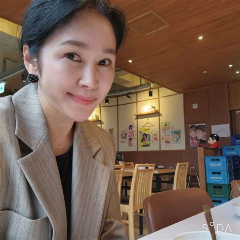 내 나이 곧 반백살 언제 이리 나이를 먹은겐지 오늘이 내 인생에서 젤 젊은날 즐겁고 행복하게 지내고 싶어 우선 다이어트가 시급해 살은 어찌 빼는거야 늙으니