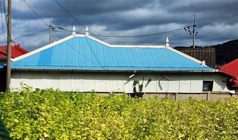 사라져 가는 양철 지붕 위의 용마루장식 그 의미를 묻다①