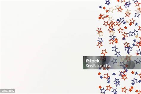 미국 독립 기념일 파란색과 빨간색 별 흰색 바탕에 장식 하는 7 월의 제 4 평평 하다 보기 복사 공간 탑 미국의 독립에 대 한 빨간색과 파란색 별 테두리 0명에 대한 스톡