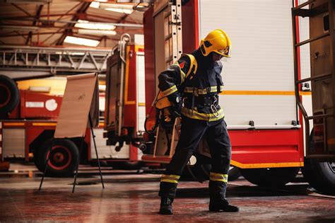 Longitud Total De Bombero Valiente De Pie En La Estación De Bomberos