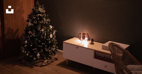 모퉁이에 불이 켜진 크리스마스 트리가 있는 거실 사진 Unsplash의 무료 크리스마스 인테리어 이미지