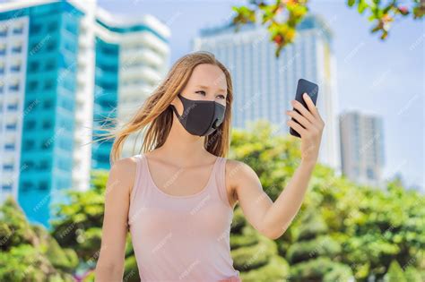 Premium Photo 使用人工智能和神经网络在医疗口罩中识别面孔生物识别识别面孔识别通过识别系统多边形线框架概念