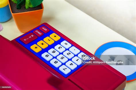 어린이를 위한 장난감을 닫다현금 서랍 장난감 또는 놀이 공간의 금전 등록기 어린이 실내 놀이터 햄버거 가게의 Pos 기계 및 레스토랑 장난감 역할 게임 교육 개념에 대한