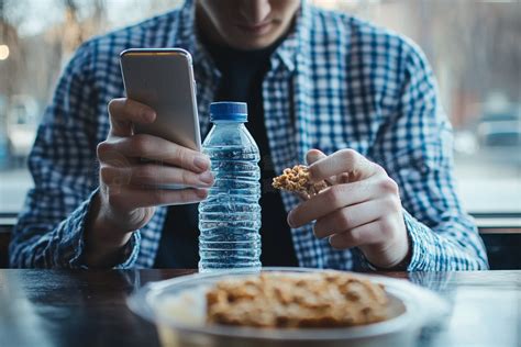 喝水ai数字艺术 喝水现代简约风格青少年专注使用手机享用食物场景人像照片 Ai人像免费下载 Png格式 1344像素 编号72486346 千图网