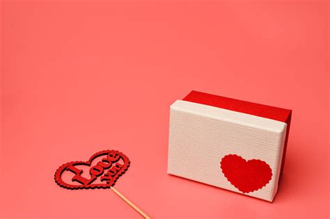 빨간색 하트 패턴과 비문이새겨진 나무 표지판이 있는 홀리데이 박스 발렌타인 데이 여성의 날 생일을 위한 분홍색 배경에 당신을 사랑합니다 2021년에 대한 스톡 사진 및 기타