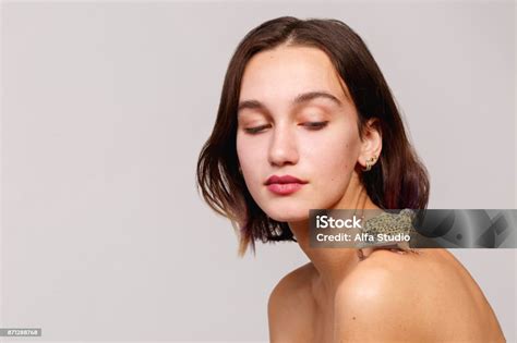 격리입니다 짧은 머리와 맨 손으로 어깨에 젊은 검은 머리의 소녀 그녀의 어깨에는 구 아나 도마뱀이 이다 도롱뇽에 대한 스톡 사진