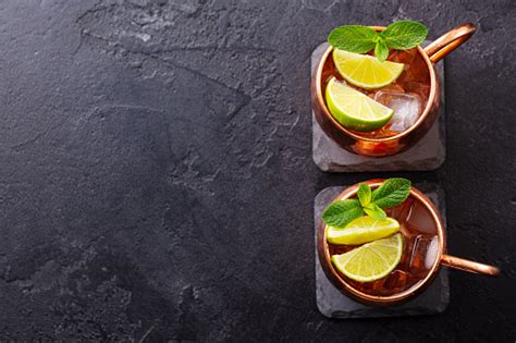 생강 맥주 보드카 라임 민트와 모스크바 뮬 칵테일 회색 배경 공간을 복사합니다 맨 위 보기입니다 맥주에 대한 스톡 사진 및 기타