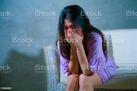 젊은 슬 프 고 우울 아시아 한국 여성 가정 소파 소파 눈물에 절망과 고통 불안 및 우울증 느낌 통증 관계에 외로운 인생 문제 개념 무기력 감정에 대한 스톡 사진 및 기타