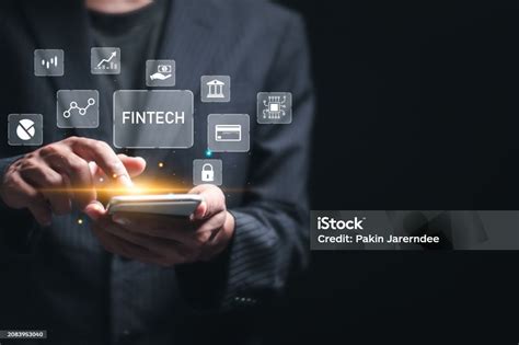 핀테크와 디지털 화폐 개념 사업가는 디지털 뱅킹 인터넷 결제 온라인 쇼핑 금융 기술을 위한 디지털 금융 아이콘이 있는 모바일 스마트폰을 사용합니다 금융 기술에 대한 스톡