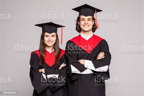 흰색 배경에 고립 된 졸업장과 함께 포즈를 취하는 젊은 부부의 전체 길이 초상화 가득 찬에 대한 스톡 사진 및 기타 이미지 가득 찬 교육 대학교 Istock