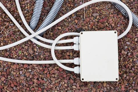 자갈 바닥의 전기 케이블 및 전화선용 골판지 플라스틱 파이프 및 건설 현장의 전기 접합 플라스틱 상자 0명에 대한 스톡 사진 및 기타 이미지 Istock