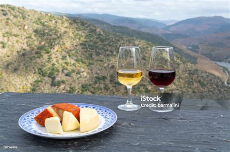포르투갈의 맛 강화 된 포트 와인과 염소와 양 치즈의 다양한 도우로 강과 가을에 배경에 다채로운 계단식 포도원과 도우로 밸리에서 생산 포르투갈 0명에 대한 스톡 사진 및
