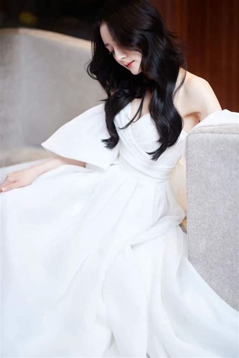 Pin By Alice On Nh Th M Beautiful Frocks Pretty Celebrities Beautiful Chinese Girl