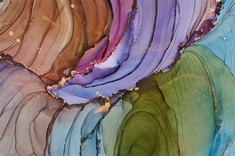 알코올 잉크 기술의 천연 고급 추상 유체 예술 그림 부드럽고 꿈꾸는 벽지 투명한 파도와 황금 소용돌이를 만드는 색상의 혼합물 포스터용 기타 인쇄물 0명에 대한 스톡 사진 및