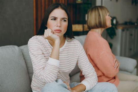 Hints Your Mom Might Need A Crash Course In Emotional Maturity According To A Toxic Parenting