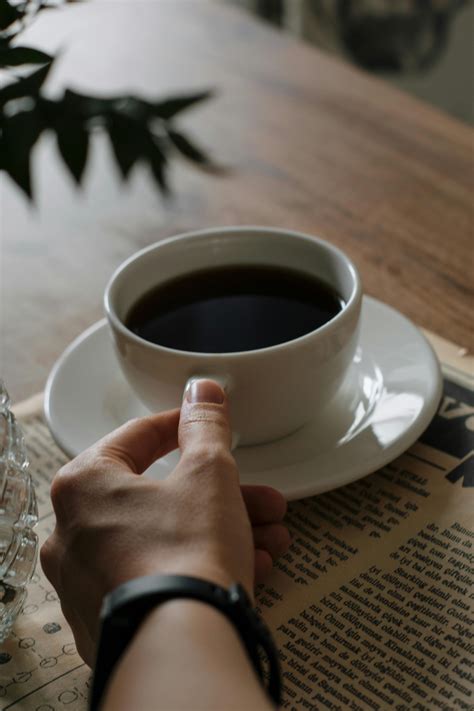 가을 가을 색 가을 설정 갈색 종이 계절 나뭇잎 단풍 도자기 컵 독서하는 따뜻한 따뜻한 음료 떨어지다 라떼 러스틱 레저 레코드 플레이어 레트로