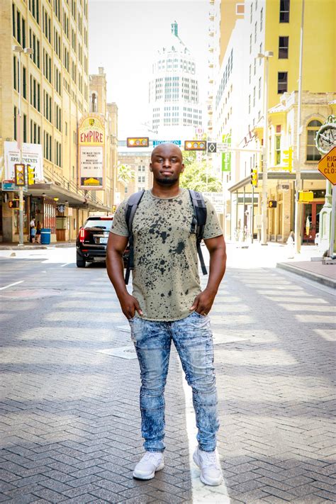 무료 이미지 사진술 도로 청바지 도시 지역 남자 거리 하부 구조 서 있는 스냅 사진 시티 남성 겉옷 시원한 장난 머리 장식 보행자