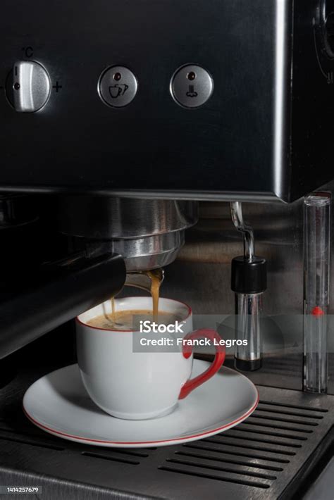 파리 프랑스 08 11 2022 커피와 커피 컵을 만드는 에스프레소 커피 메이커의 세부 사항 강철에 대한 스톡 사진 및 기타 이미지 Istock