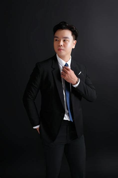 간부 검은 색 양복 검은색 배경 격식 있는 격식있는 옷차림 고전적인 표정 공식적인 옷차림 기업 기업 패션 깔끔한