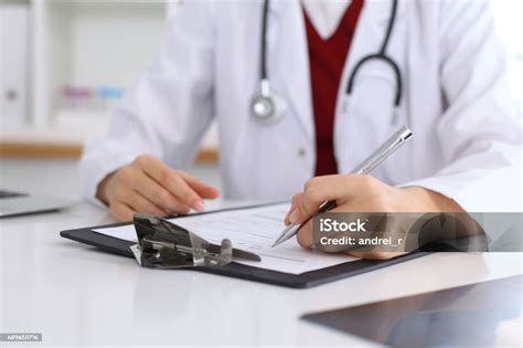 환자를 상담 하는 동안 응용 프로그램 양식을 작성 여성 의사의 클로즈업 건강관리와 의술에 대한 스톡 사진 및 기타 이미지 건강관리와 의술 노트북 무선 기술 Istock