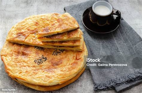 Roti Pipih Gandum Utuh Buatan Sendiri Dan Diiris Dengan Biji Wijen Dan