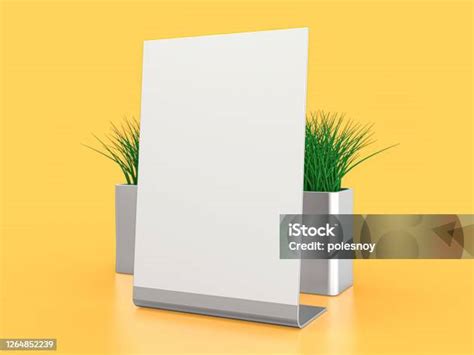 빈 종이 테이블 텐트 노란색 배경에 모형 3d 일러스트레이션 말하기에 대한 스톡 사진 및 기타 이미지 말하기 탁자 형판 Istock