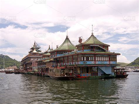 香港仔港的一艘水上餐厅船