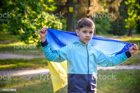 우크라이나를 위해 기도해 주십시오 여름 공원을 운영하는 우크라이나 국기를 가진 소년 평화를 위해 기도하는 국기를 흔드는 어린 아이 독립기념일을 축하하는 행복한 아이 8 9