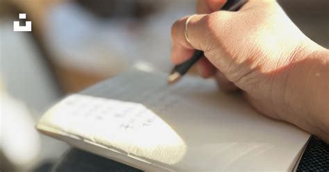 펜으로 공책에 글을 쓰는 사람 사진 Unsplash의 무료 쓰기 이미지