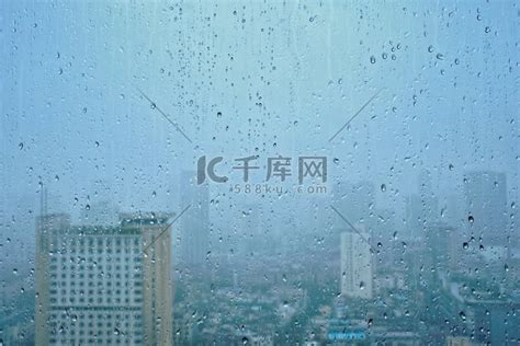 雨水滴在窗口玻璃纹理与摩天大楼在背景。雨点落在窗户上高清摄影大图 千库网