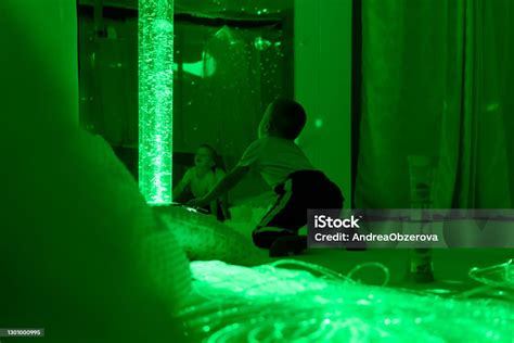 감각 자극실에서 지적 장애가있는 어린이 스누젤렌 자폐증 아이는 치료 세션 도중 상호 작용합니다 감각 지각에 대한 스톡 사진 및