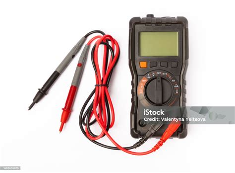 흰색 배경에 분리된 프로브가 있는 검은색 디지털 멀티미터 멀티 미터는 전자 측정기입니다 비즈니스 및 직업 전기 기술자 전기 개념 도구 0명에 대한 스톡 사진 및 기타 이미지