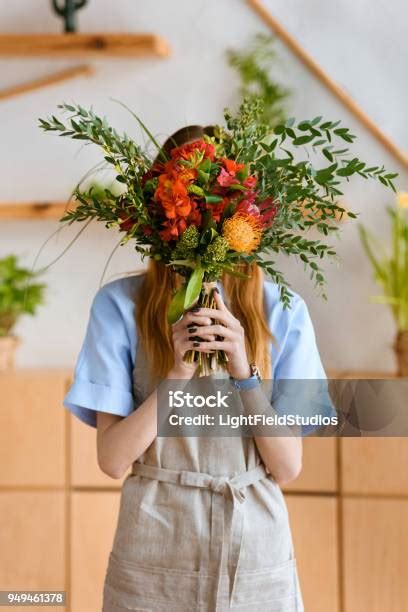 아름 다운 꽃 꽃다발 뒤에 얼굴을 숨기고 앞치마에 젊은 플로리스트 기업가에 대한 스톡 사진 및 기타 이미지 기업가 꽃 식물 꽃꽂이 Istock