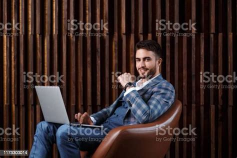 젊은 성공적인 사업가는 로프트 사무실에 앉아있는 동안 노트북 뒤에 작업하고 있습니다 노트북에서 일하는 수염난 남자 경영자에 대한 스톡 사진 및 기타 이미지 Istock
