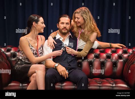 Emily Denton Links Und Eli Anguolova Mit Dem Neuen Madame Tussauds