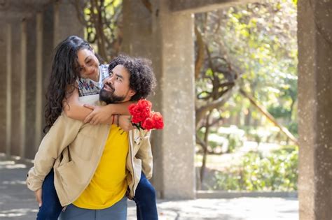 Joven Mexicana Cargando A Su Novia En La Espalda Divirtiéndose En El