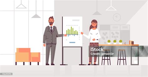 동료 발표 금융 그래프 에 플립 차트 보드 비즈니스 비즈니스 커플 남자 여자 세미나 회의 만들기 프리젠 테이션 개념 현대 사무실 인테리어 평면 전체 길이 수평 가구에 대한