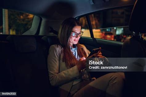 밤에 차 뒷좌석에 앉아 스마트폰을 사용하는 비즈니스 여성 차에 대한 스톡 사진 및 기타 이미지 차 여행 개념 전화 Istock