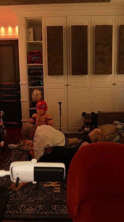 ян топлес показал клеща умный человек в очках Youtube