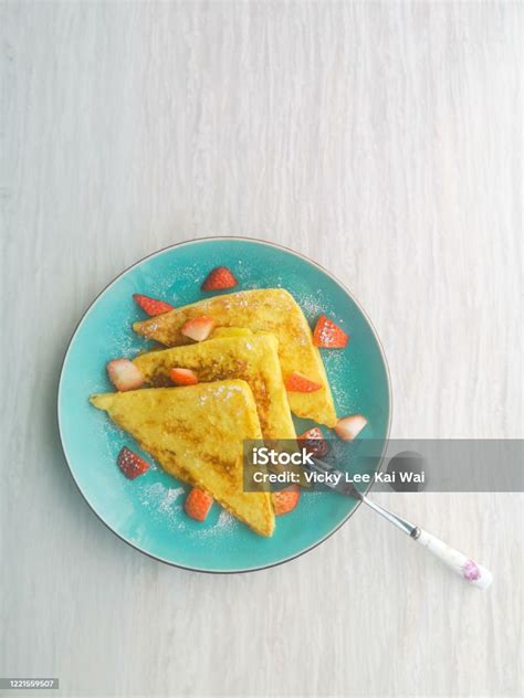 블루 플레이트에 딸기와 시럽을 곁들인 삼각형 프렌치 토스트 0명에 대한 스톡 사진 및 기타 이미지 0명 건강에 좋지 않은 음식 구운 샌드위치 Istock