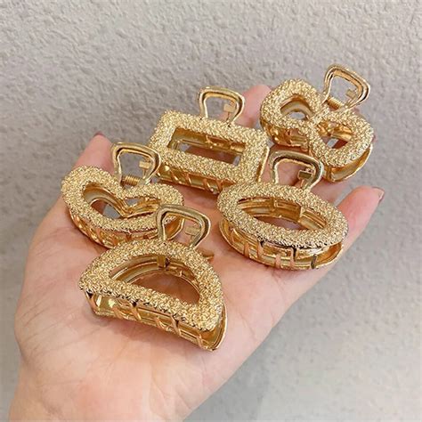 Badu Bg Моден мини метален лък сърце Нокът за коса Проста златиста куха геометрична фиби за коса