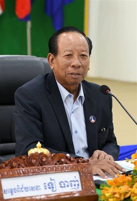 សម្ដេចពិជ័យសេនា ទៀ បាញ់ ផ្ដល់អំណោយជូនកុមារា គង់ សីហា នៅស្រុកបន្ទាយស្រី ខេត្តសៀមរាប វិមាន៧មករា