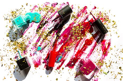 창조적 인 밝은 평면 평신도 매니큐어 바니시 항아리와 브러쉬와 야플리는 붉은 분홍색과 네오 민트 색상의 밝은 배경 유체 예술에 바니시를 유출 뷰티 살롱을위한 예술 배경 개인