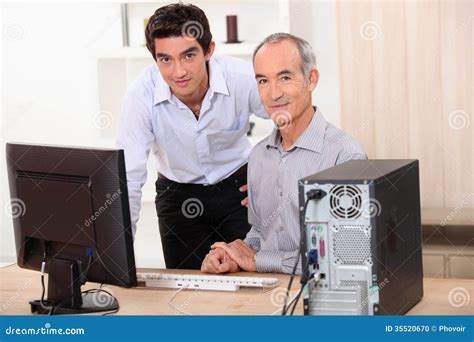 Mensen Achter Een Computer Stock Foto Image Of Grootvader 35520670