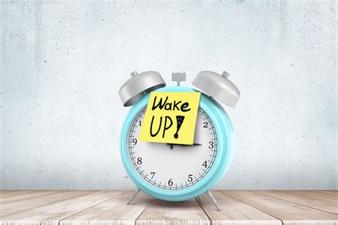 노란색 일어나 흰색 나무 바닥과 흰색 벽 배경에 기호와 파란색 알람 시계의 3d 렌더링 3차원 형태에 대한 스톡 사진 및 기타 이미지 Istock